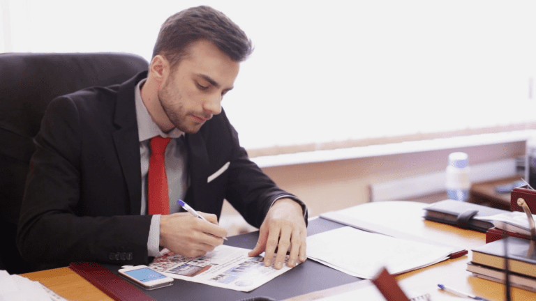 Thing You Need to Know before you Become a Secretary - WhiteOut Press